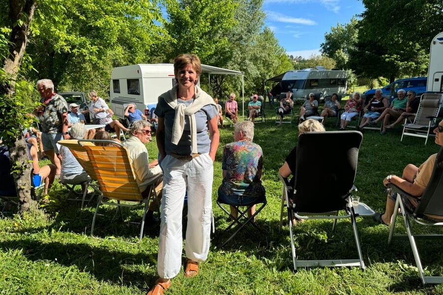 Martine van Os gaat met zowel oude bekenden als nieuwe gezichten op reis in nieuw seizoen We ...