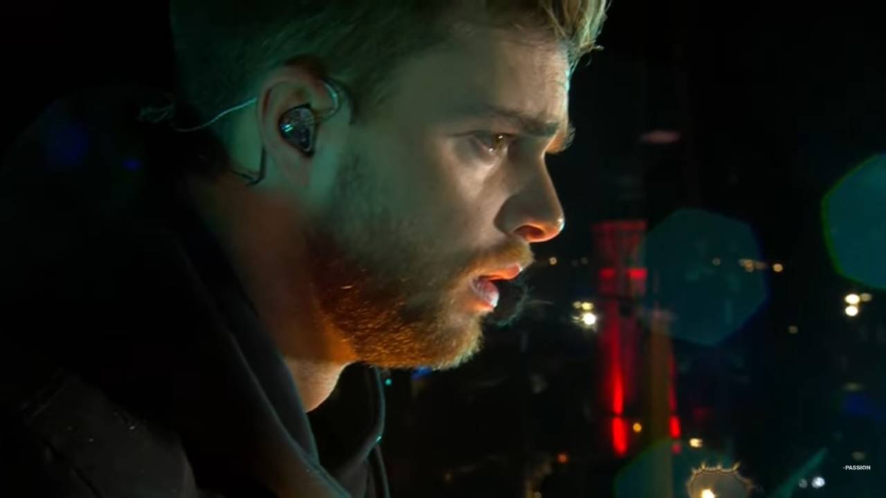 Buddy Vedder doet heldhaftige daad tijdens The Passion 2023 - TVgids.nl