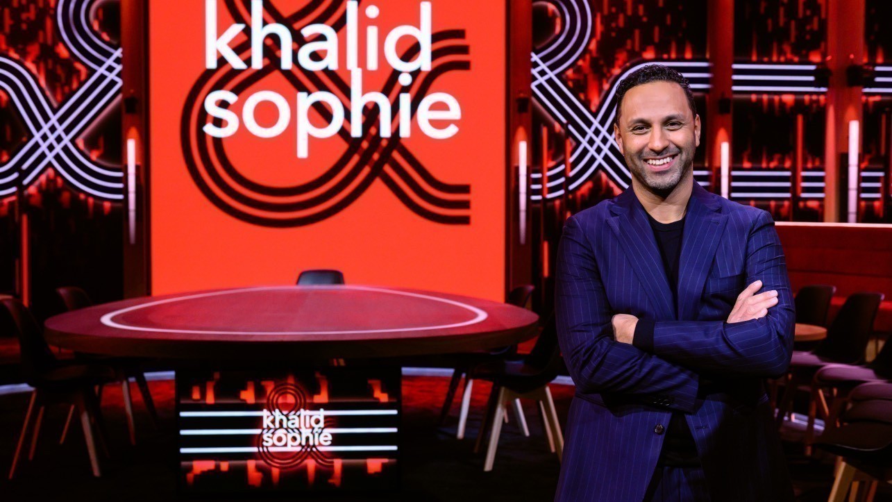 Presentator Khalid Kasem legt werk voorlopig neer na beschuldiging van omkoping - TVgids.nl