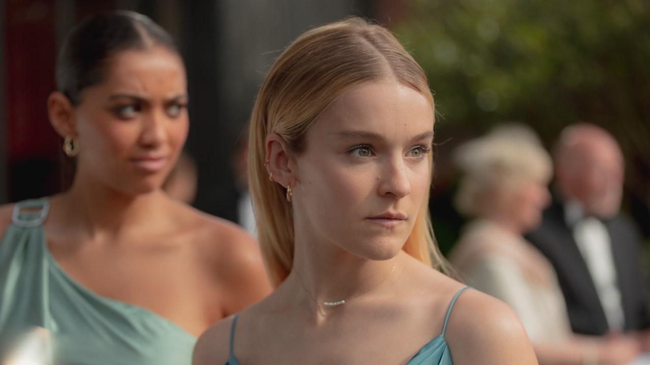 Netflix-serie Knokke Off krijgt een derde seizoen - TVgids.nl