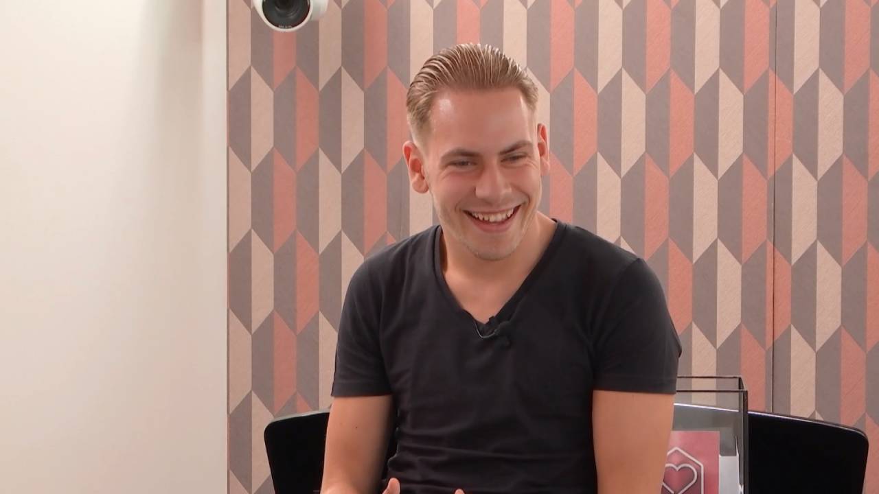 Video: volkszanger Gio Swikker verschijnt na viral hit in Lang Leve de Liefde - TVgids.nl