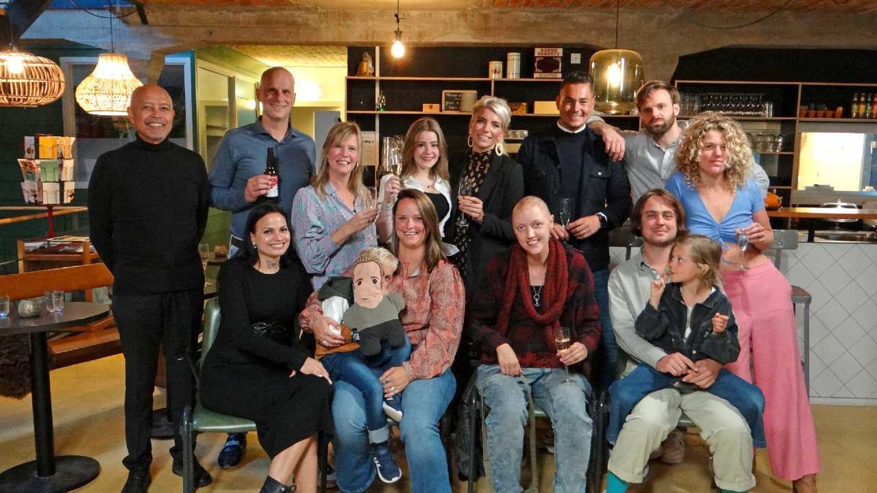 Tim Hofman blikt met enkele OML'ers terug in achtdelige reeks Over Mijn Lijk: De Reünie - TVgids.nl