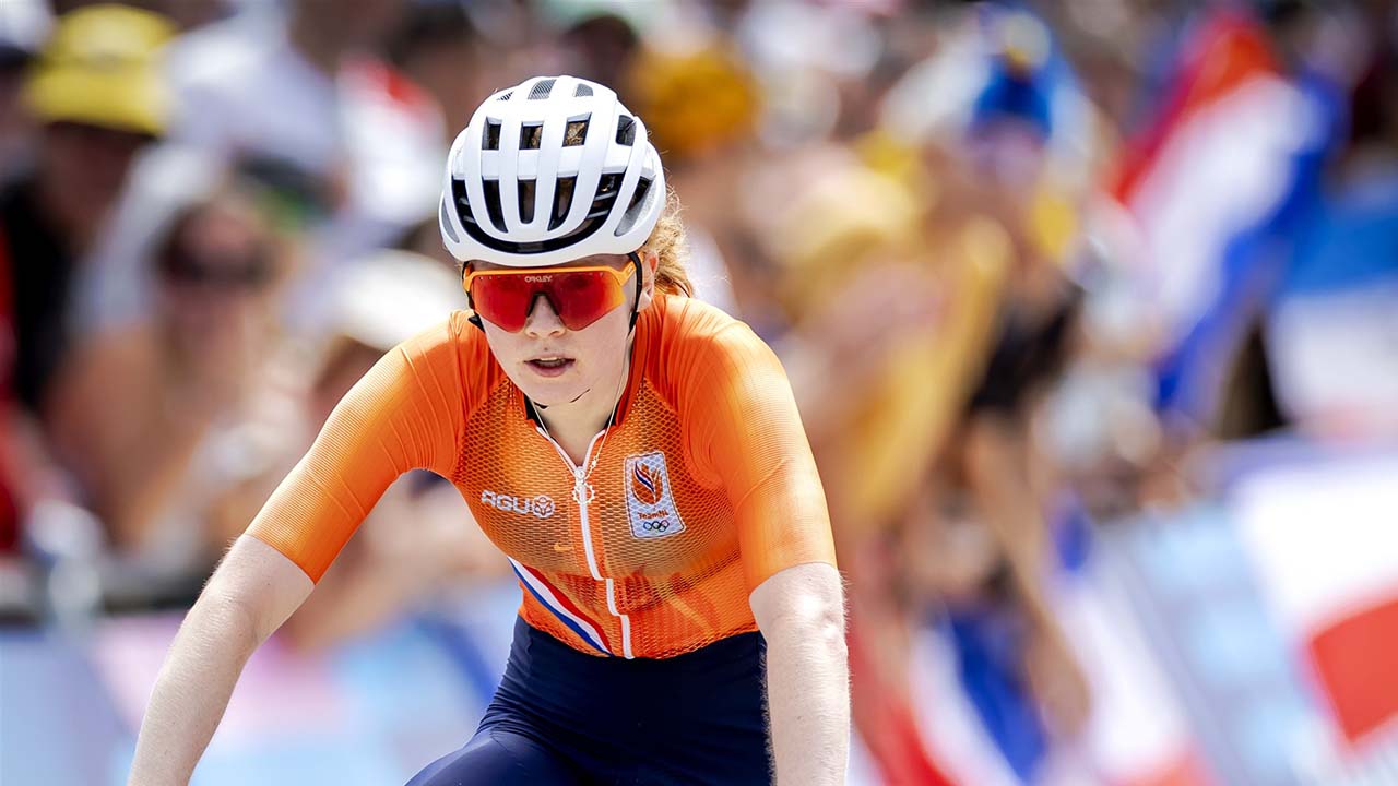 Puck Pieterse start haar veldritseizoen in Namen - TVgids.nl