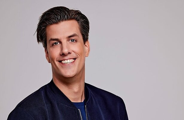 Rob Kemps stelt levensvragen aan o.a. André van Duin in De 10 Vragen ...