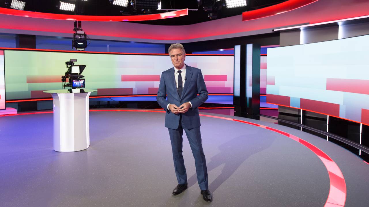 Rob Trip doet verslag van de Nationale Holocaustherdenking - TVgids.nl