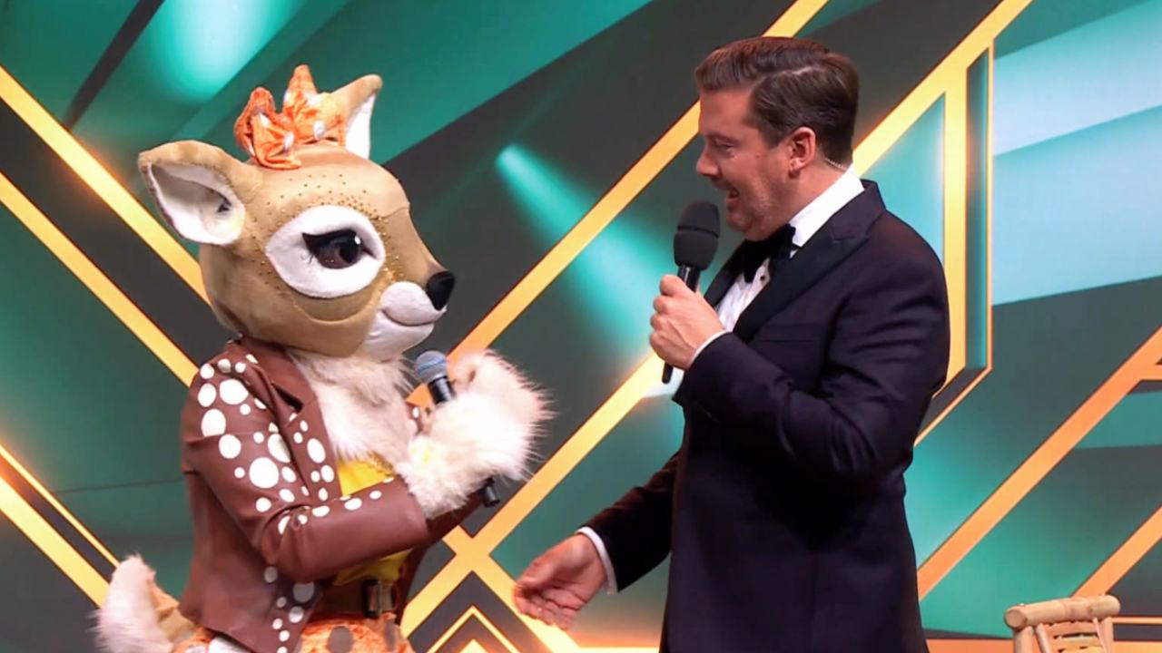 Welke BN'er gaat er schuil in het pak van Het Hert in The Masked Singer 2023? - TVgids.nl