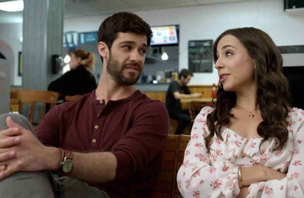 Skye Coyne en Travis Laughlin vechten elkaar haast de tent uit in Love ...