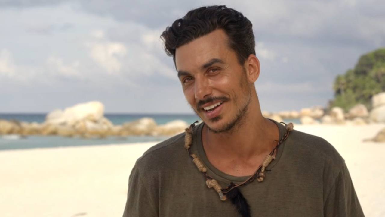 Timor Steffens loopt poedeltje naakt over het strand in Expeditie ...