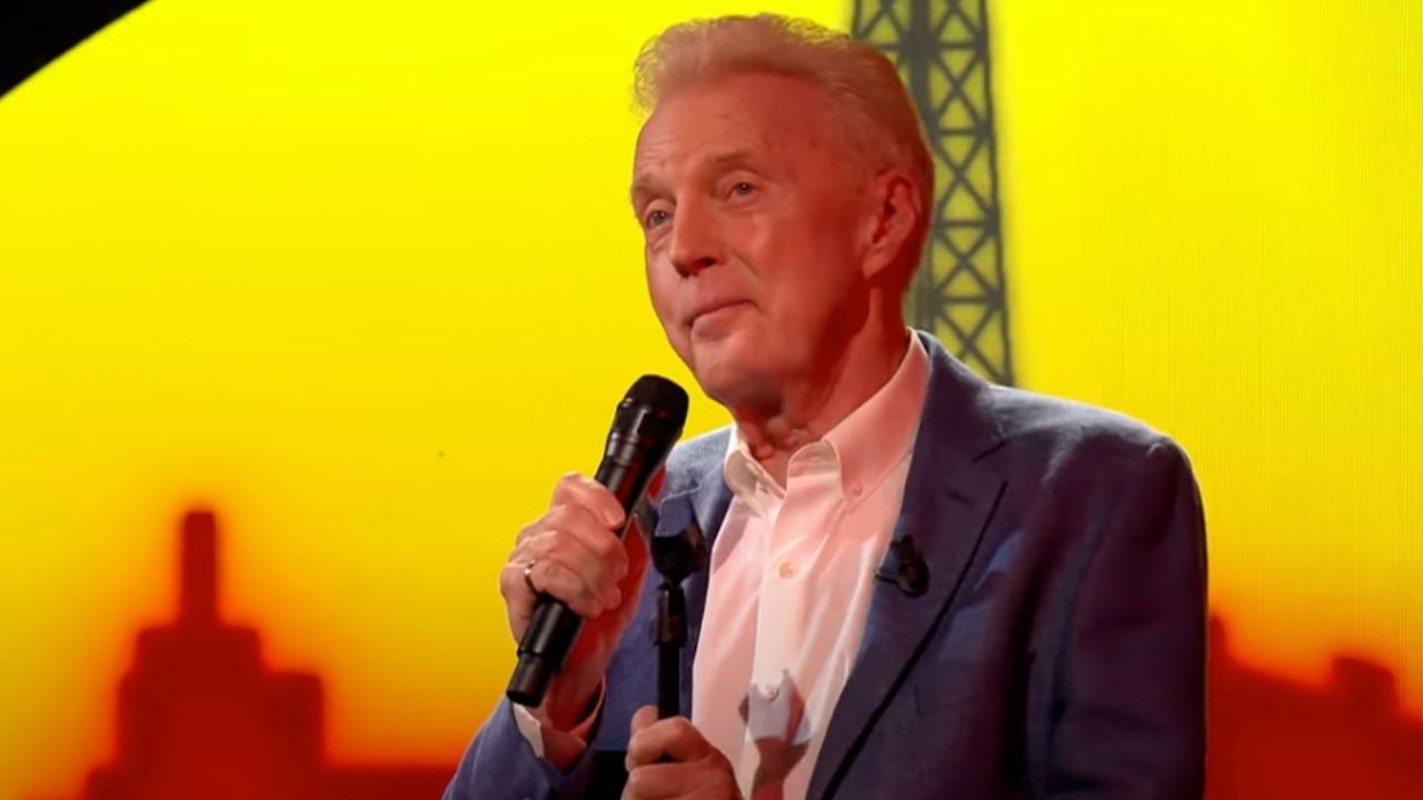 Video: André van Duin zingt Aznavour-nummer 'Altijd Jong' bij Eva ...