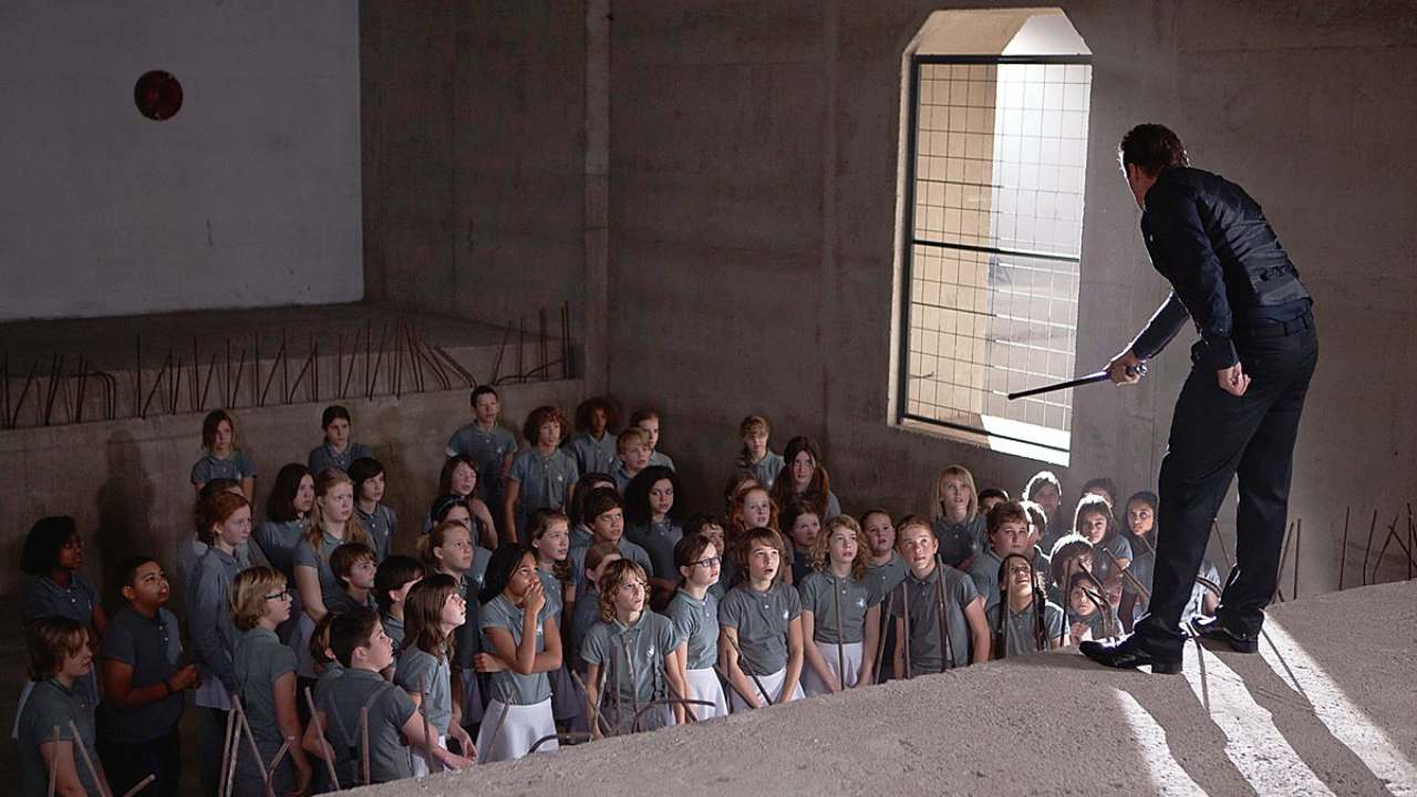 Roeland Fernhout sluit alle lelijke kinderen op in De Club van Lelijke ...