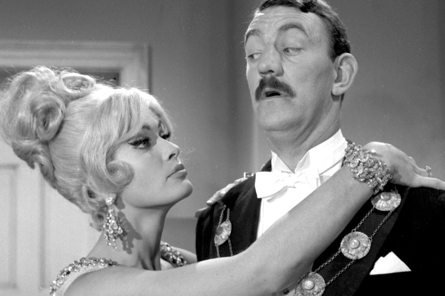 French Dressing (Film, Komedie, 1964) kijken - TVgids.nl