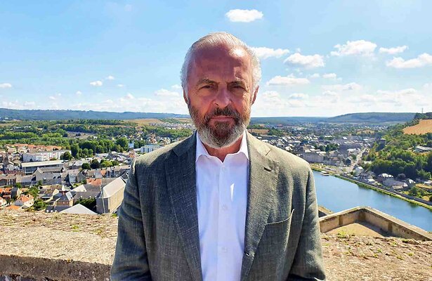 Huub Stapel krijgt nieuw tv-programma: Langs de IJssel - TVgids.nl