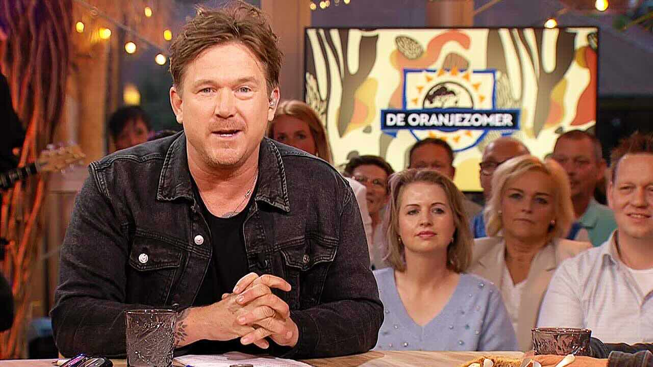 Angela de Jong zaagt de arme Johnny de Mol bij zijn enkels af - TVgids.nl