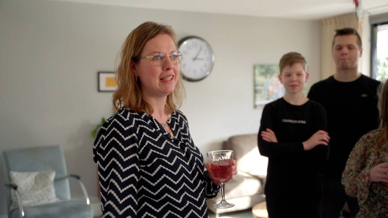 Linda Kraan van Een Huis Vol deelt haar herinneringen aan de vuurwerkramp in Enschede - TVgids.nl