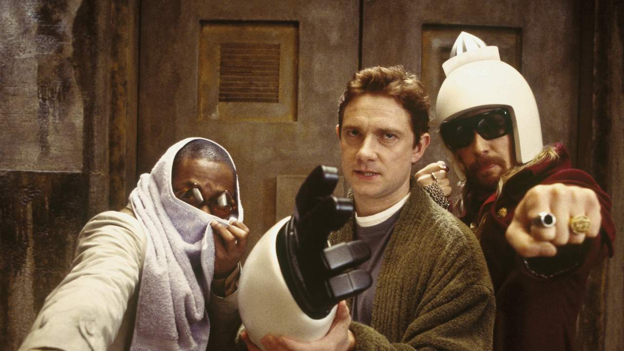 Martin Freeman gaat liftend door het heelal in The Hitchhiker's Guide to the Galaxy - TVgids.nl