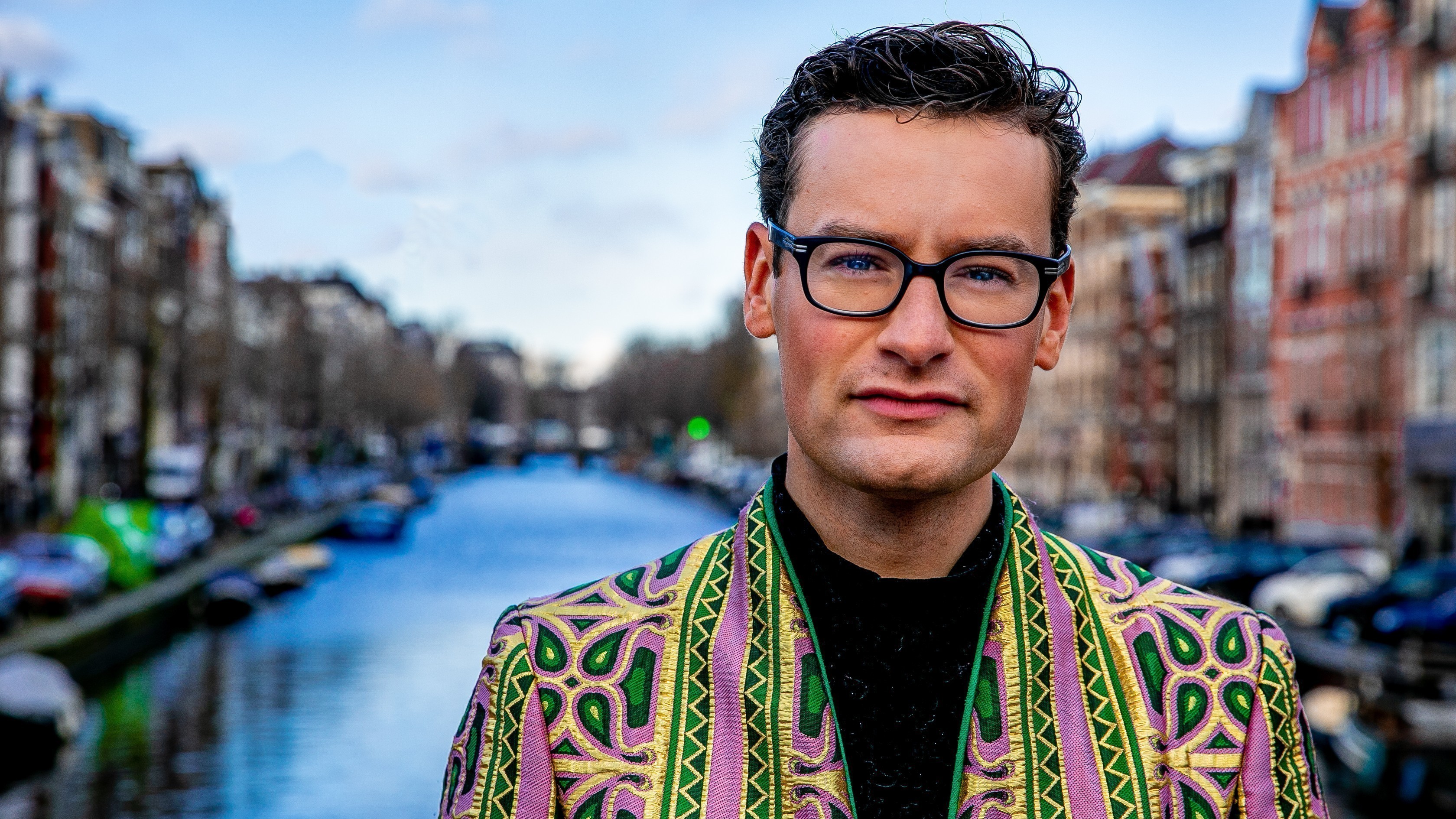 Splinter Chabot doet weer live-verslag van Canal Parade Amsterdam voor ...