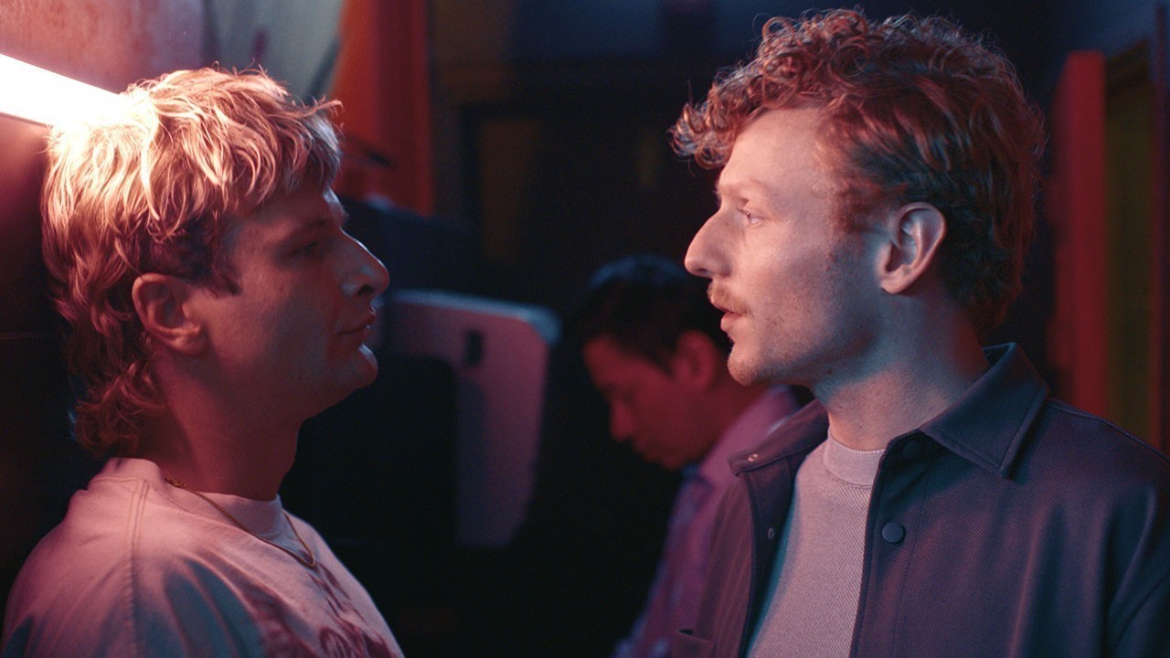 De vrijgezellenfeesten van Jonas en Laura lopen uit de hand in ...