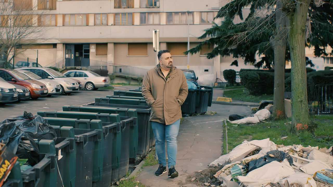 Sinan Can verbleef een jaar lang in Europese buitenwijken voor nieuw tv ...