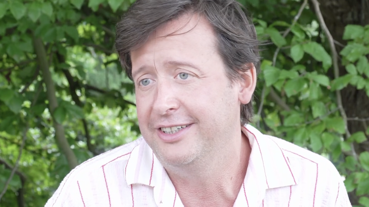 Steven Kazàn doet zijn verhaal over breuk met Jamie Kames én Vieze Jack in Shownieuws - TVgids.nl