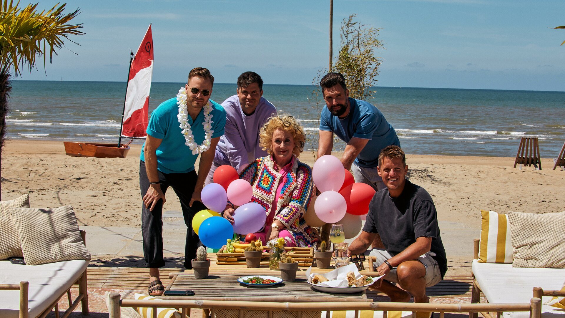 Karin Bloemen viert haar verjaardag met Nick, Simon en Kees in Strandgasten - TVgids.nl