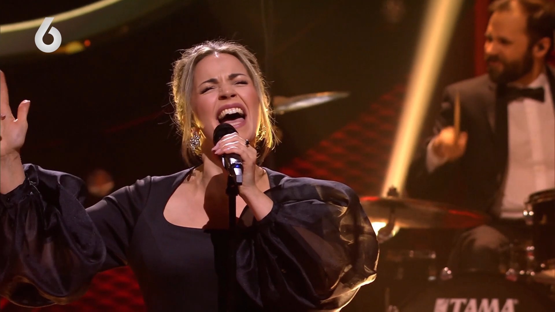 Genieten bij The Tribute Battle of the Bands: Someone Like Her brengt fenomenale versie van ...