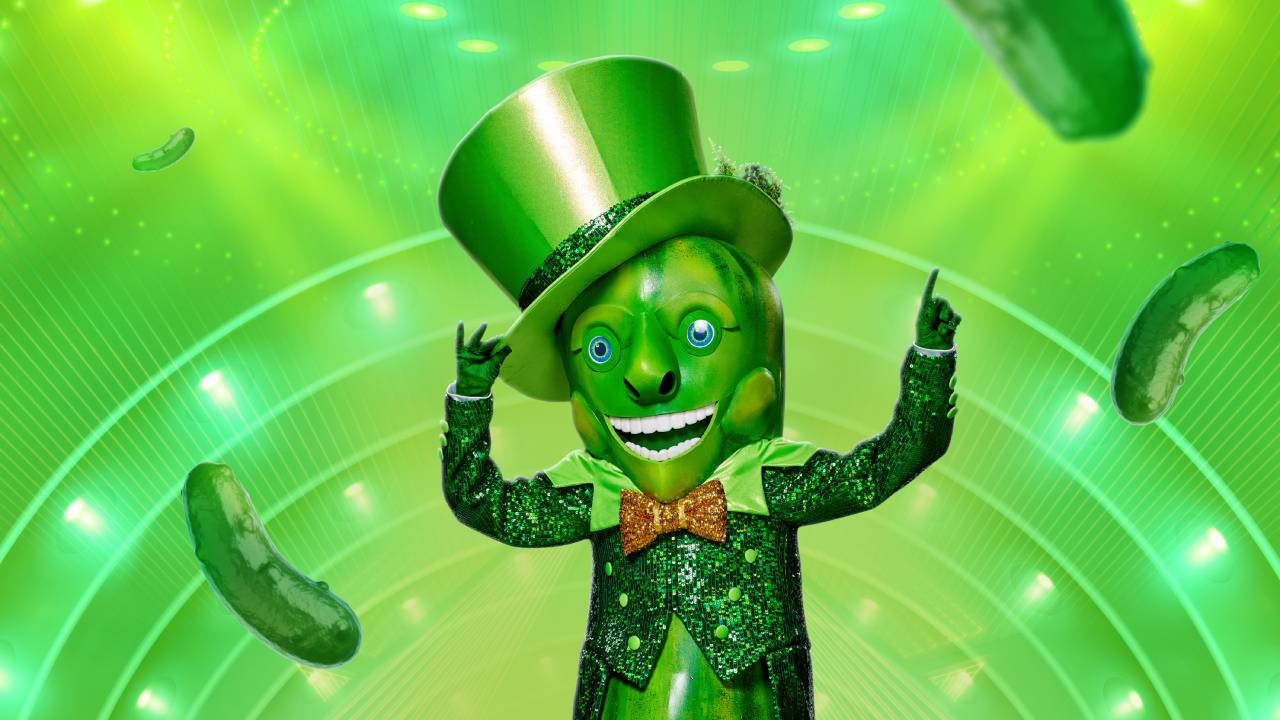 Welke BN'er gaat er schuil in het pak van de Zure Bom in The Masked Singer 2024? - TVgids.nl