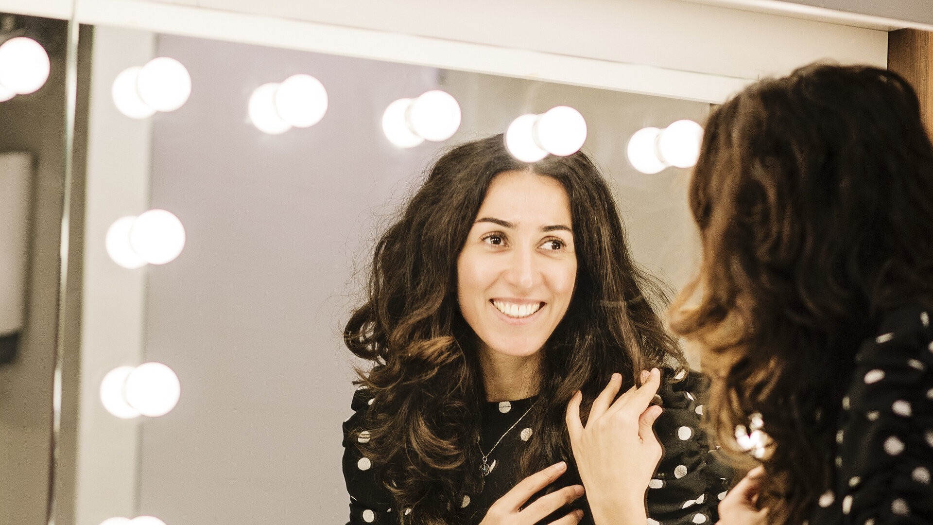 Zangeres, actrice en theatermaker Aysegul Karaca vertelt over haar leven met wiebelogen - TVgids.nl