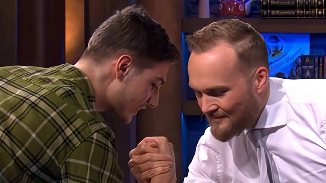 Lachen: Arjen Lubach doet een wedstrijd armpje drukken met iemand uit ...