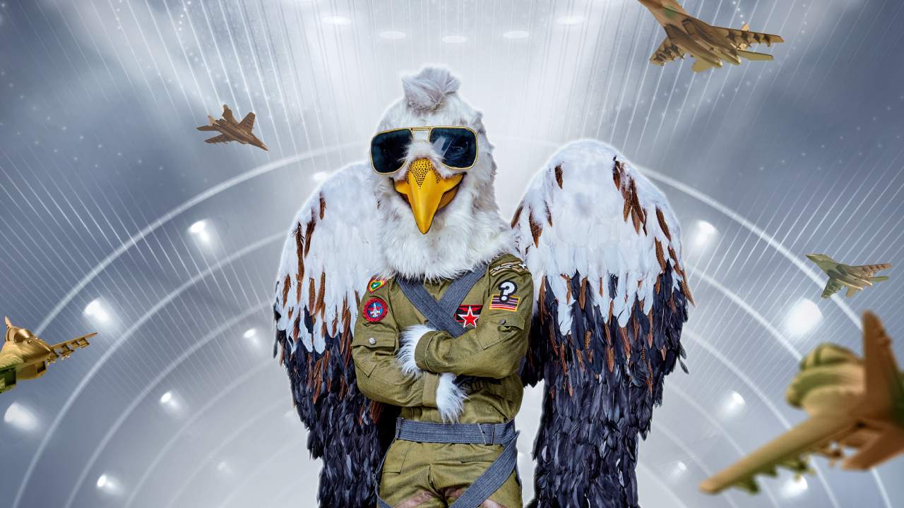 Wie vermomt zich als De Adelaar in The Masked Singer 2024? - TVgids.nl