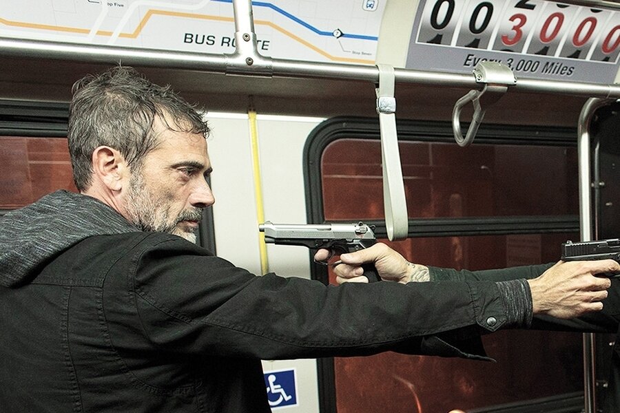 Jeffrey Dean Morgan is ten einde raad in actiefilm Bus 657 - TVgids.nl