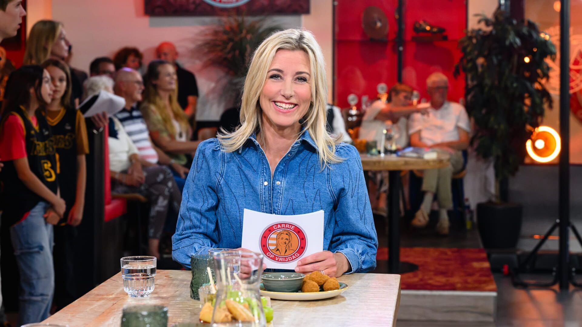 Carrie ten Napel luidt het weekend in met een nieuwe uitzending van ...