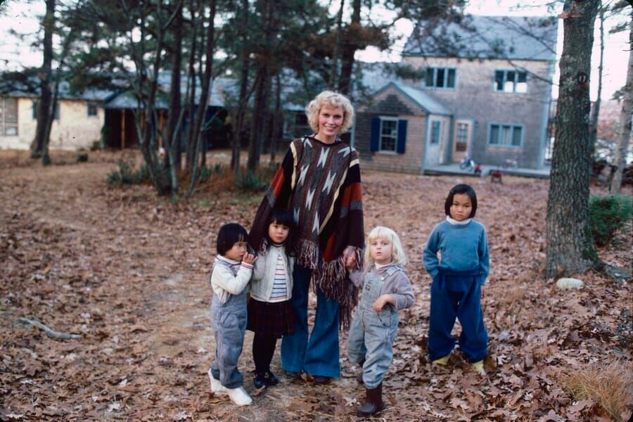 Hoe Mia Farrow zich ontwikkelde van actrice tot activiste - TVgids.nl