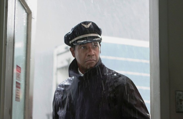 Denzel Washington moet zich staande houden na een crash én een ...