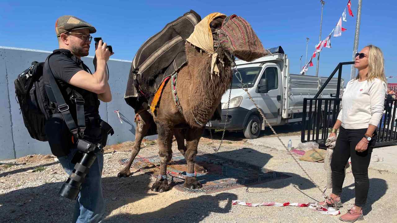 Floortje en Jasper gaan kijken bij het kamelenworstelen in Floortje Gaat Mee - TVgids.nl