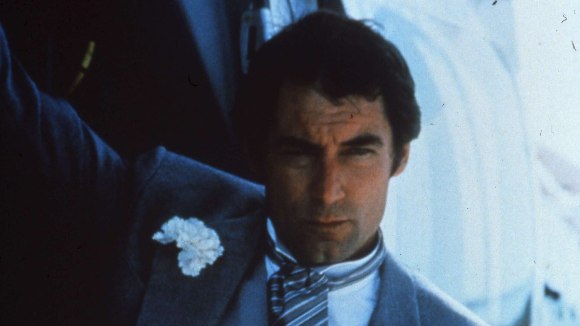 Timothy Dalton mag zich er eigenlijk niet mee bemoeien in Licence to ...