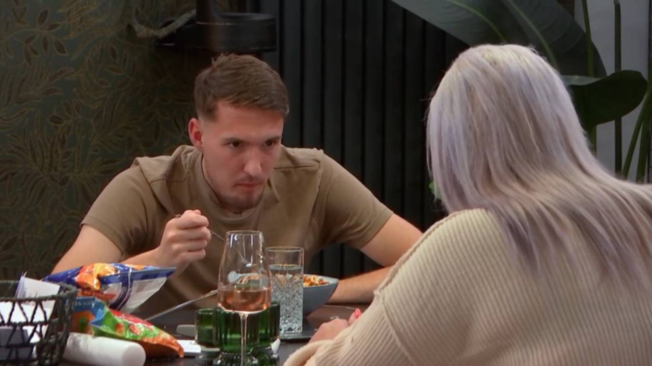 Video: Mike moet overgeven van het eten van Emily in Lang Leve de ...