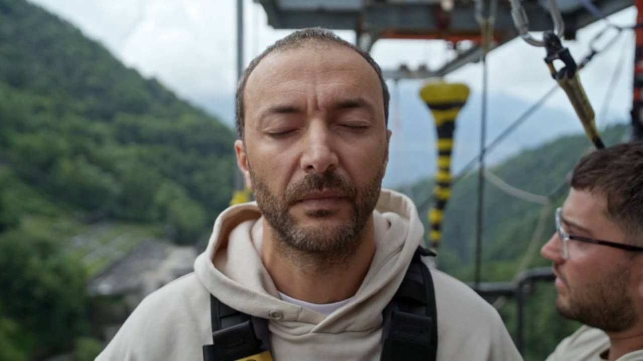 Nasrdin Dchar geconfronteerd met angst voor hoogte in The Life Trail ...