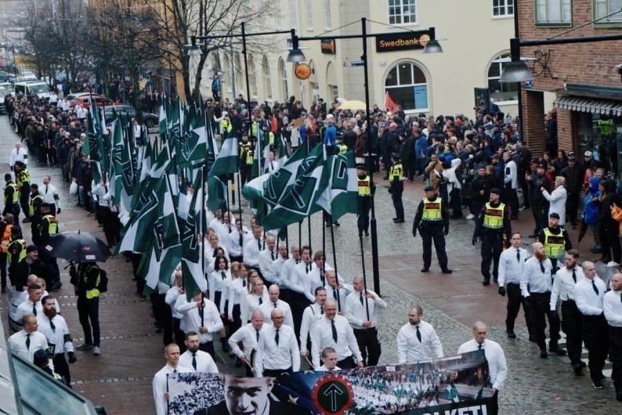 Surrounded By Enemies (Informatief) kijken - TVgids.nl