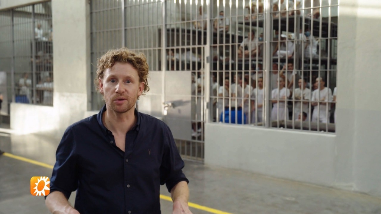 Ewout Genemans komt met nieuwe serie over gevaarlijke gevangenissen - TVgids.nl