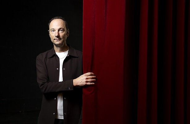 Thomas van Luyn vertelt openhartig over zijn leven met ADHD in Volle Zalen - TVgids.nl