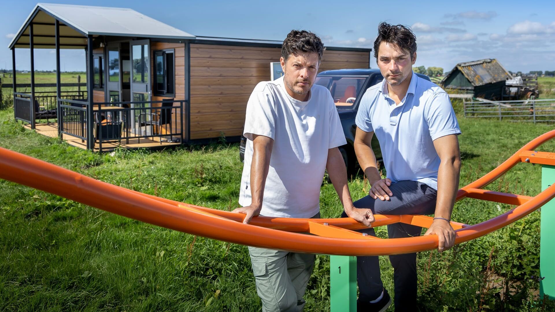 Mark Baanders en Filemon Wesselink testen spullen uit het buitenland in ...