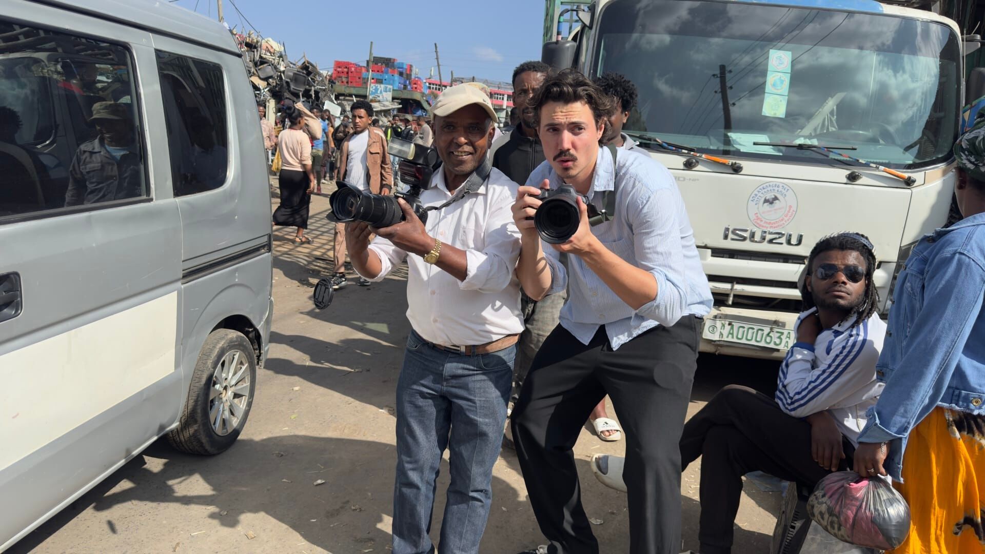 Humberto Tan gaat in Gelukkig Hebben We de Foto's Nog op reis met Janny ...