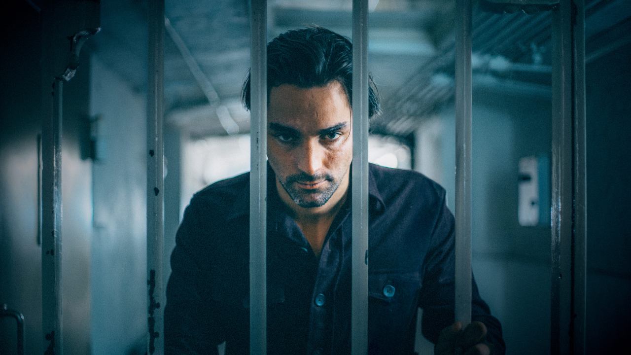 Mark Baanders belandt in de isoleercel in Hel of Hotel - TVgids.nl