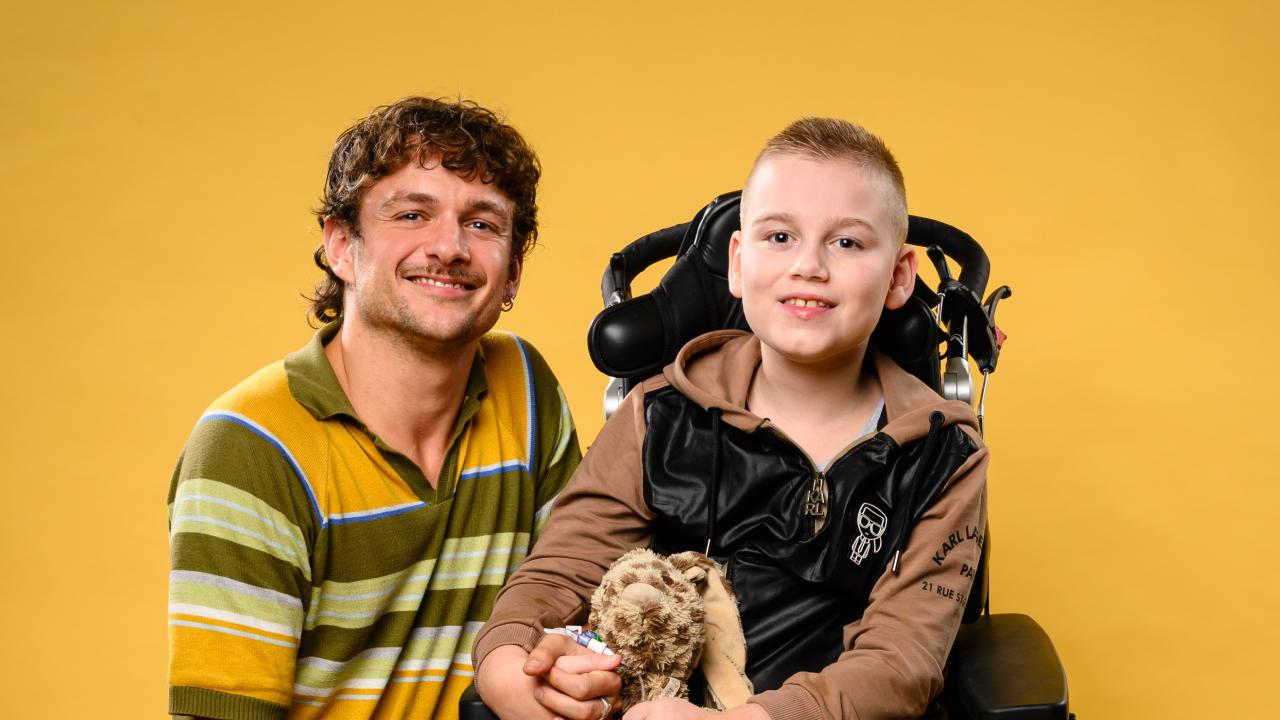 Jurre Geluk hoort het verdrietige verhaal van Logan aan in Niet Klein ...