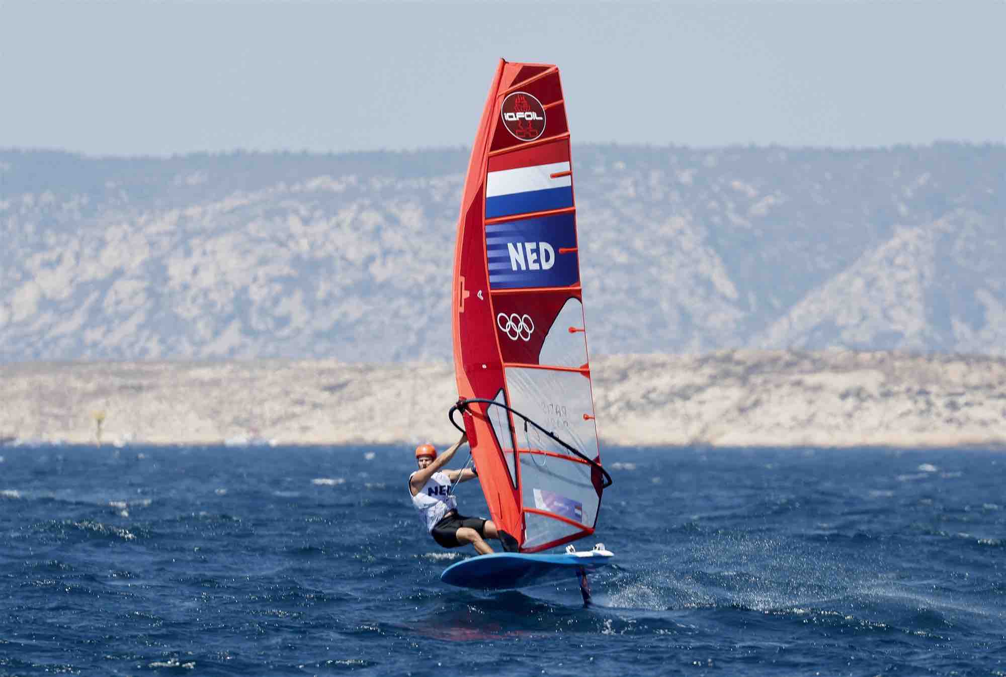 Luuc van Opzeeland wint brons bij het windfoilen - TVgids.nl