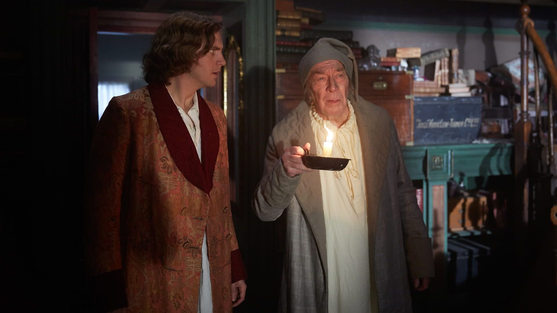 Dan Stevens kruipt in de huid van Charles Dickens in The Man Who ...