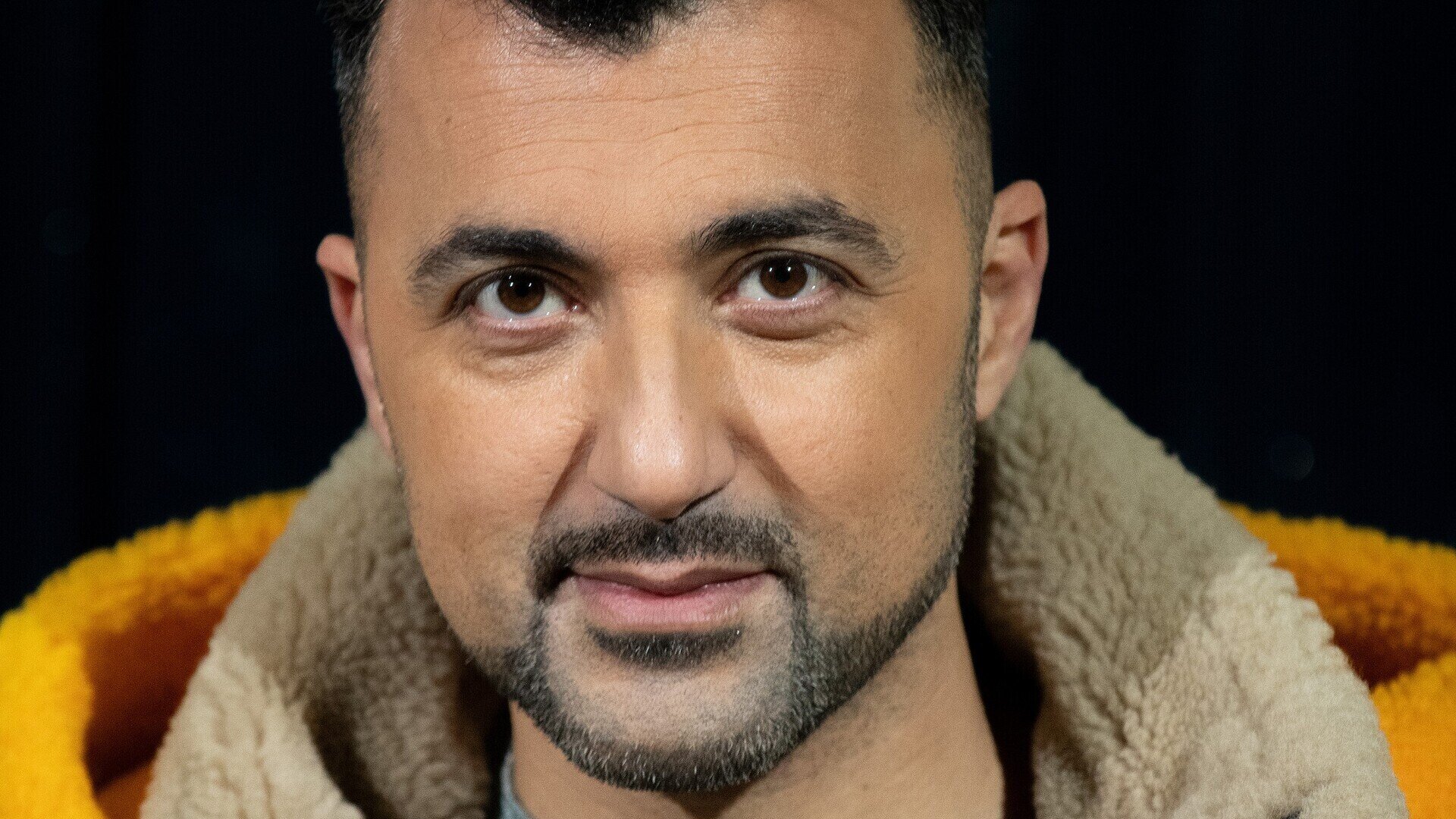 Özcan Akyol begint aan nieuw seizoen Eus' Boekenclub - TVgids.nl
