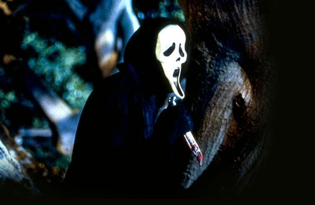 Opgelet: de gemaskerde moordenaar is in Scream 2 terug van weggeweest ...
