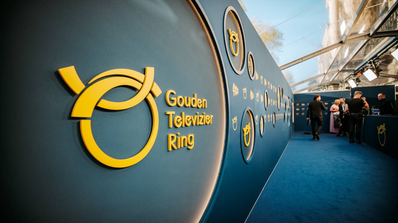 De presentatoren van de Rode Loper tijdens het Gouden Televizier-Ring ...