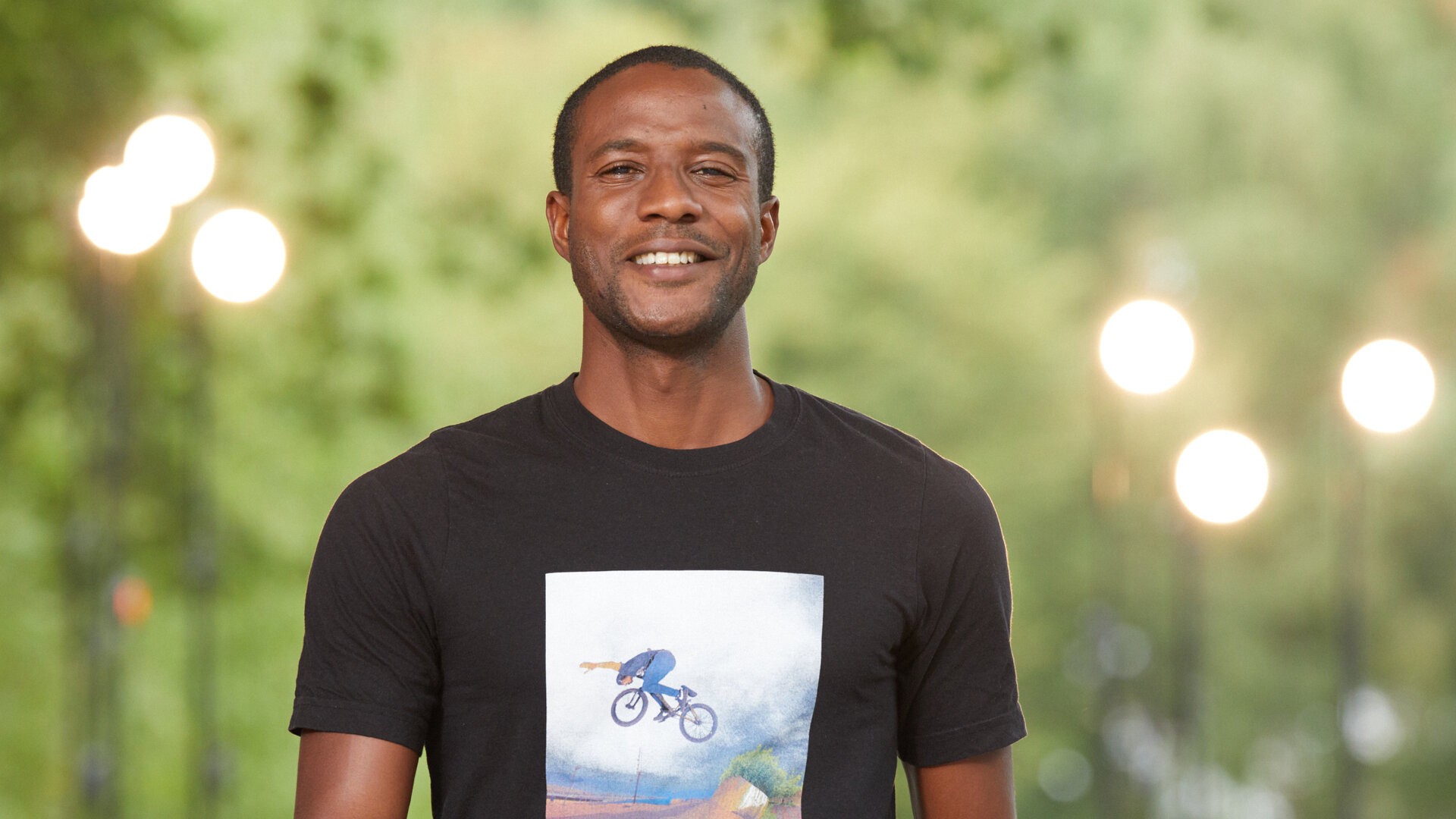 Gregory Sedoc duikt in de 100 meter sprint - TVgids.nl